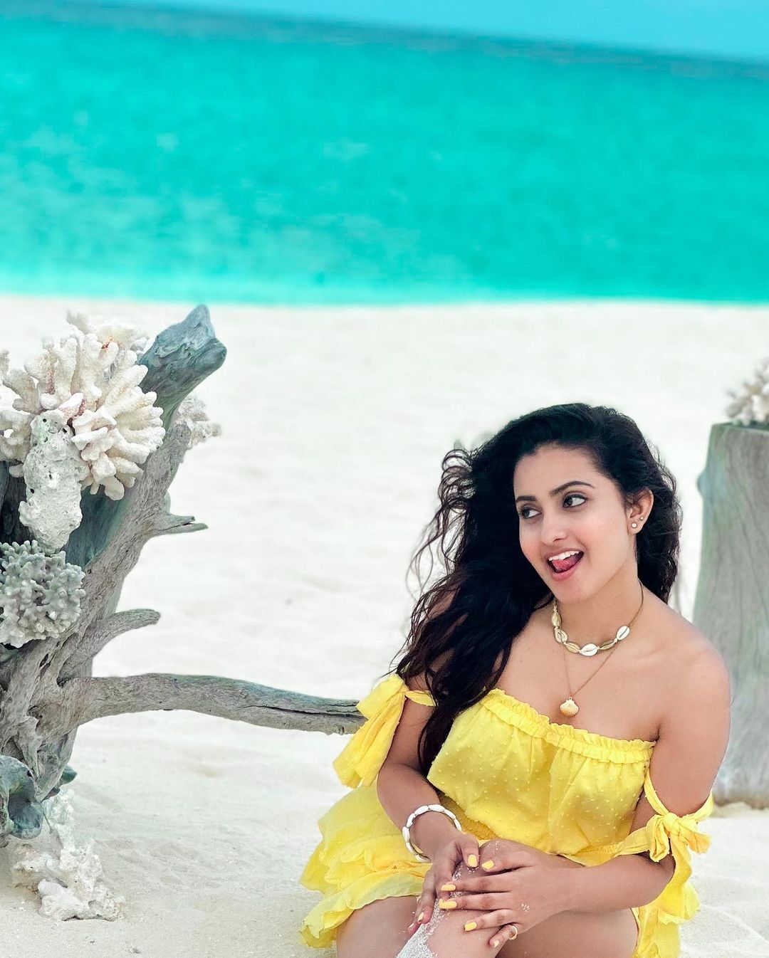 ఒంపు సొంపులతో హీటెక్కిస్తున్న దీపికా పిల్లి.. మాల్దీవుల్లో అందాల మాయాజాలం..! | Anchor Deepika ...