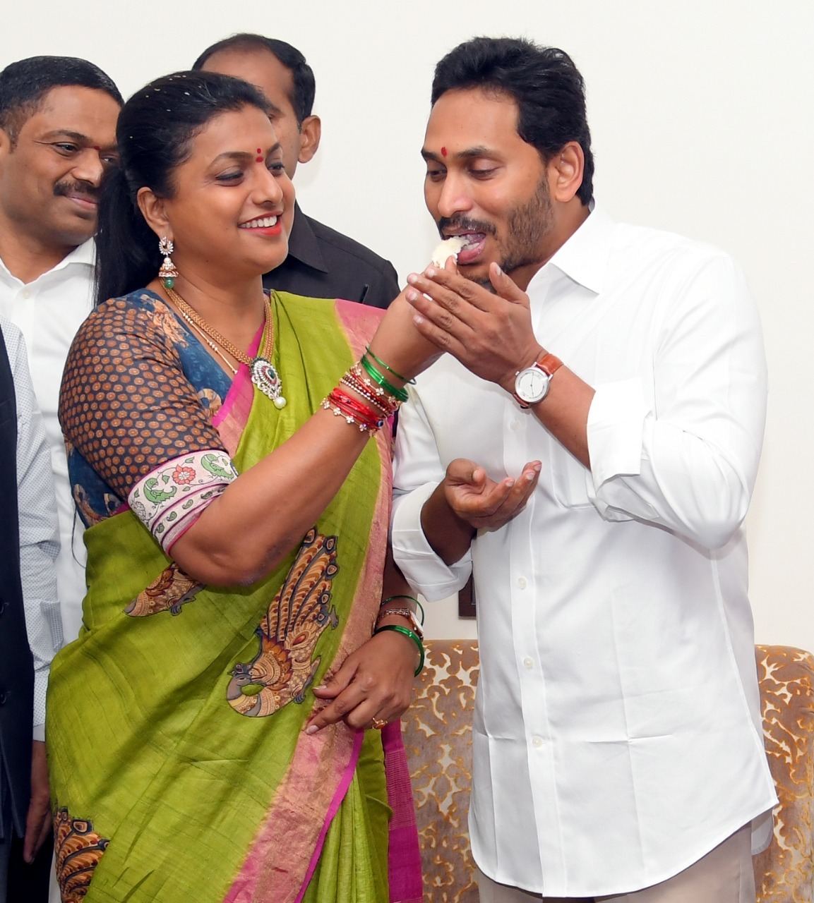 తాడేపల్లి క్యాంపు కార్యాలయంలో బర్త్‌ డే వేడుకలు.. కేక్ కట్ చేసిన సీఎం ...