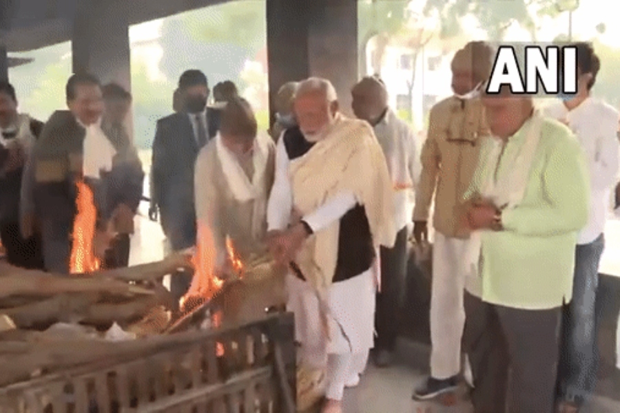 ১০০ বছর বয়সে প্রয়াত হীরাবেন মোদী, শেষকৃত্যে যোগ দিলেন প্রধানমন্ত্রী ...
