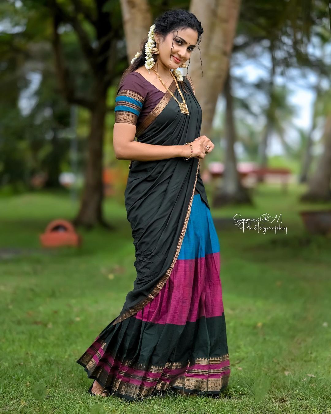 Aditi Ravi: ആഹാ... എന്താ ലുക്ക്! സോഷ്യൽ മീഡിയയിൽ സ്റ്റൈലൻ ലുക്കിൽ അതിഥി ...