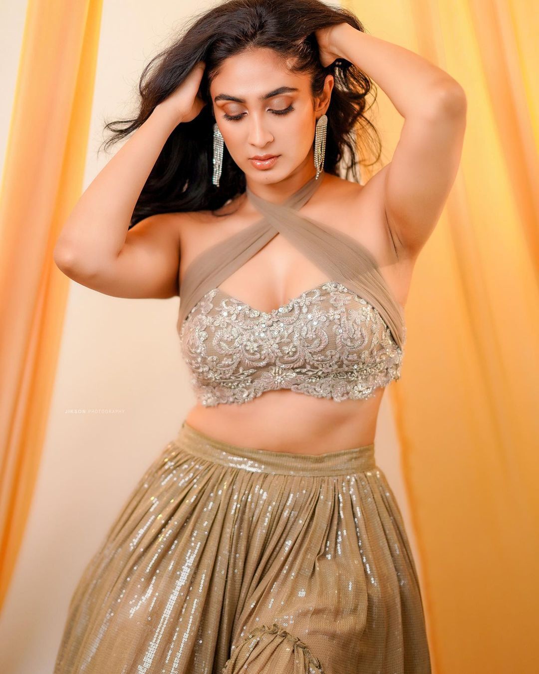 Deepti Sati: എന്തൊരു ഭംഗിയാണ്, ആരെയും കൊതിപ്പിക്കുന്ന സൗന്ദര്യം... ലഹങ്കയിൽ ഹോട്ട് ലുക്കി ...