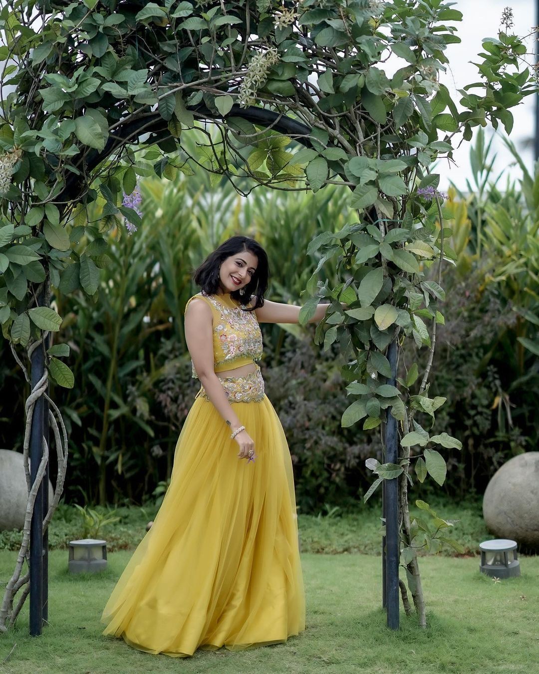 Leona Lishoy: സൂര്യകാന്തിപ്പൂവ് പോലെ... മഞ്ഞയിൽ സുന്ദരിയായി ലിയോണ... എന്തൊരു ക്യൂട്ടാണെന്ന് ...