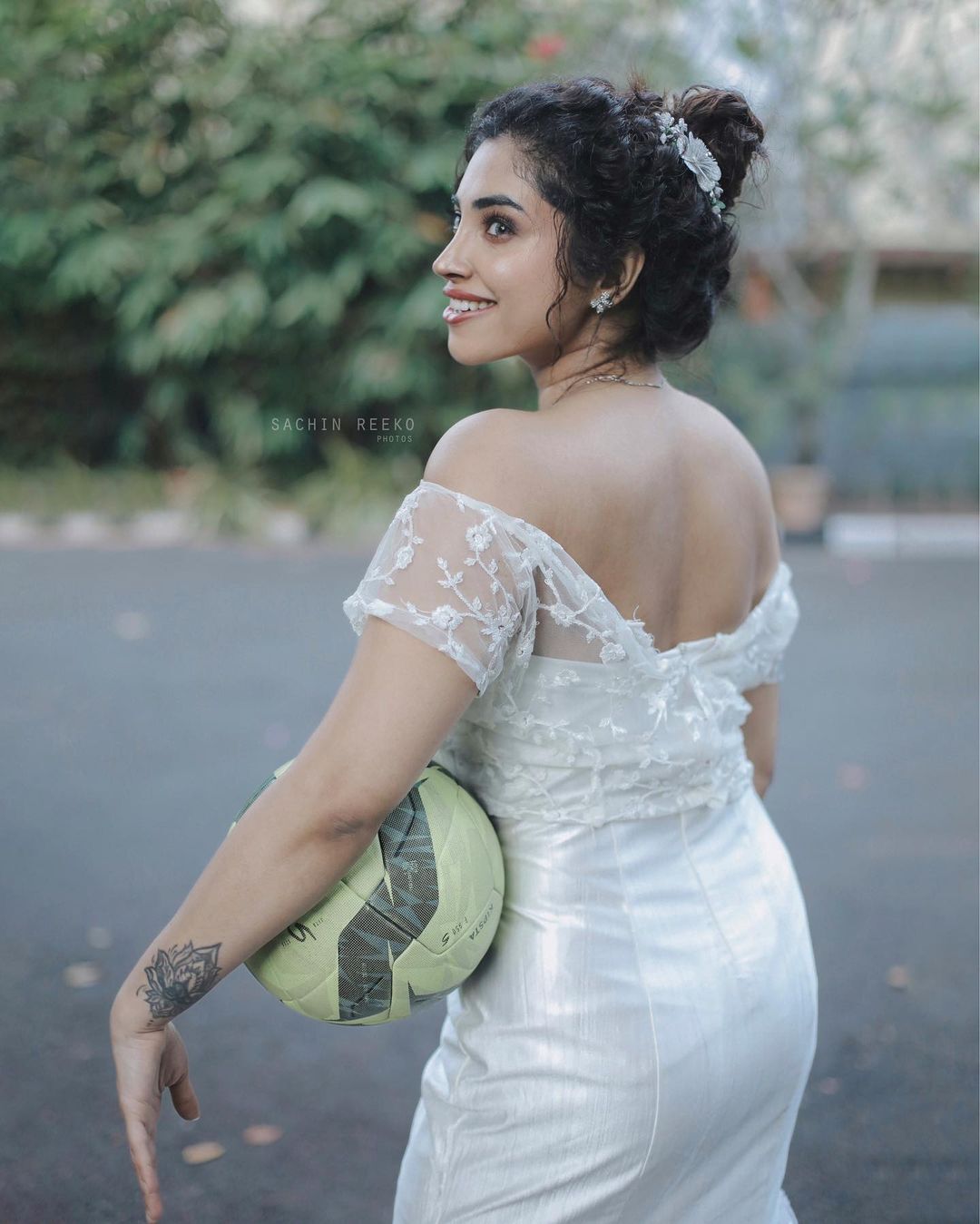 Ameya Mathew: അവിടെ ഫുട്ബോൾ, ഇവിടെ താലികെട്ട്... ബ്രൈഡൽ ലുക്കിൽ തകർപ്പ ...