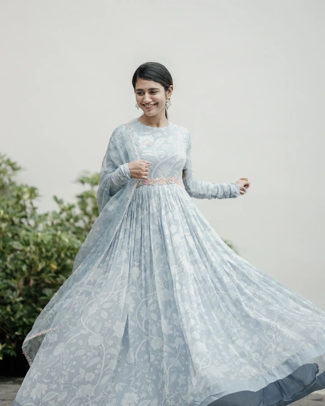 Priya Prakash Varrier: ചിത്രശലഭം പോലെ... അനാർക്കലി ചുരിദാറിൽ സിംപിളായി ...