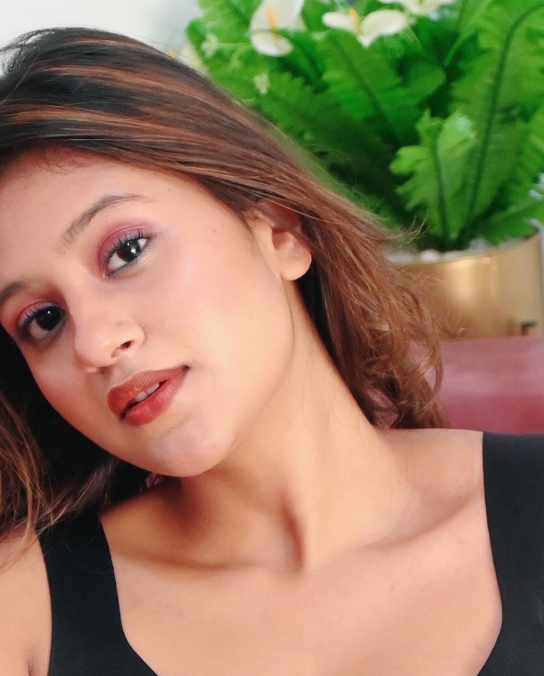 एक्स्ट्रा रिवीलिंग आउटफिट में Anjali Arora ने बरपाया कहर, फैंस बोले ...