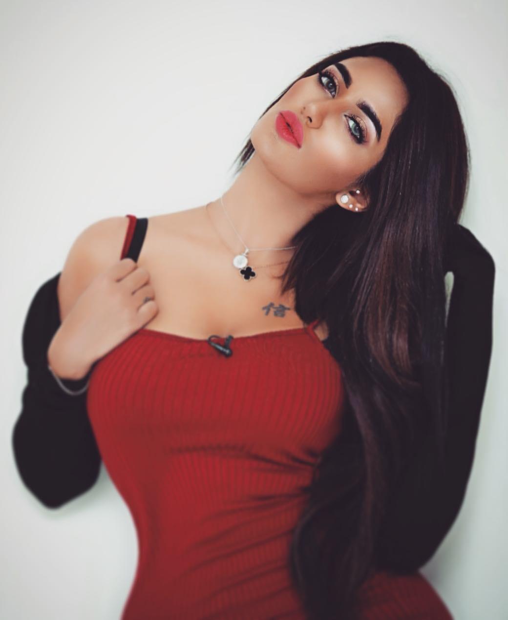 बोल्डनेस के मामले में पाकिस्तान की एक्ट्रेस का नहीं है कोई तोड़, सूट सलवार छोड़ Bikini में देती ...