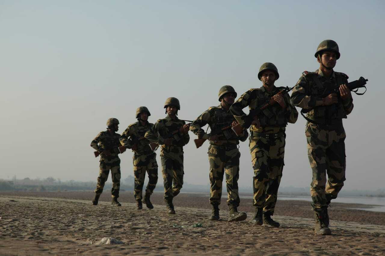 BSF On India-Pakistan Border photos on twitter with words of patriotism