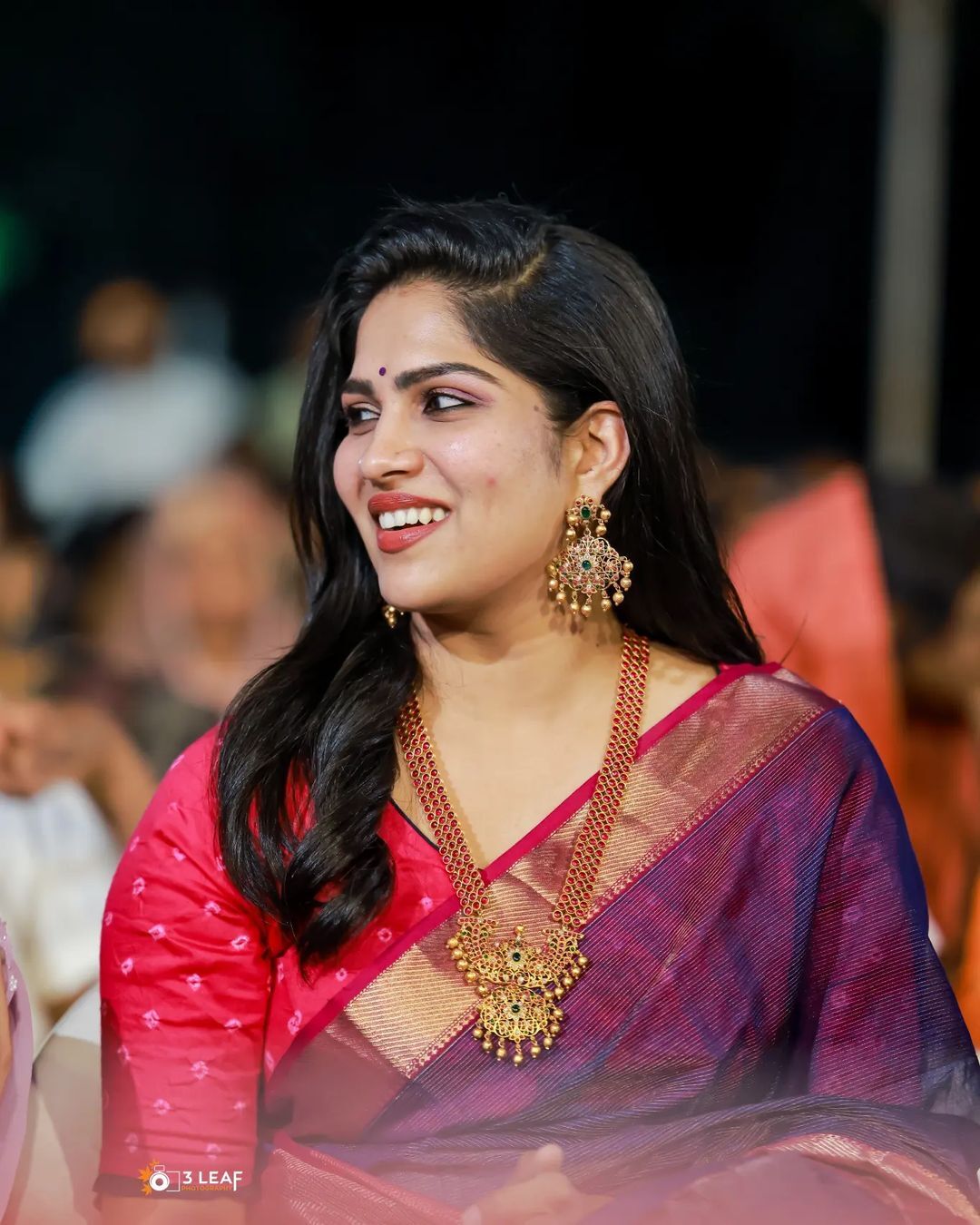 Swasika: ലുക്കിലും വാക്കിലും തിളങ്ങി സ്വാസിക... പുരസ്കാര വേദിയിൽ സാരിയി ...