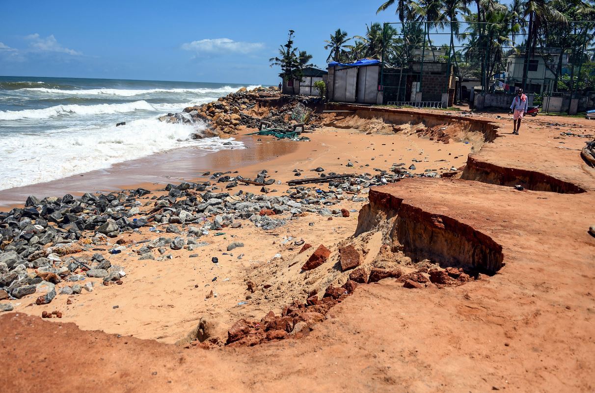 ধেয়ে আসছে Cyclone Mandous! কতটা ভয়ঙ্কর প্রভাব বাংলাতে? | Cyclone ...