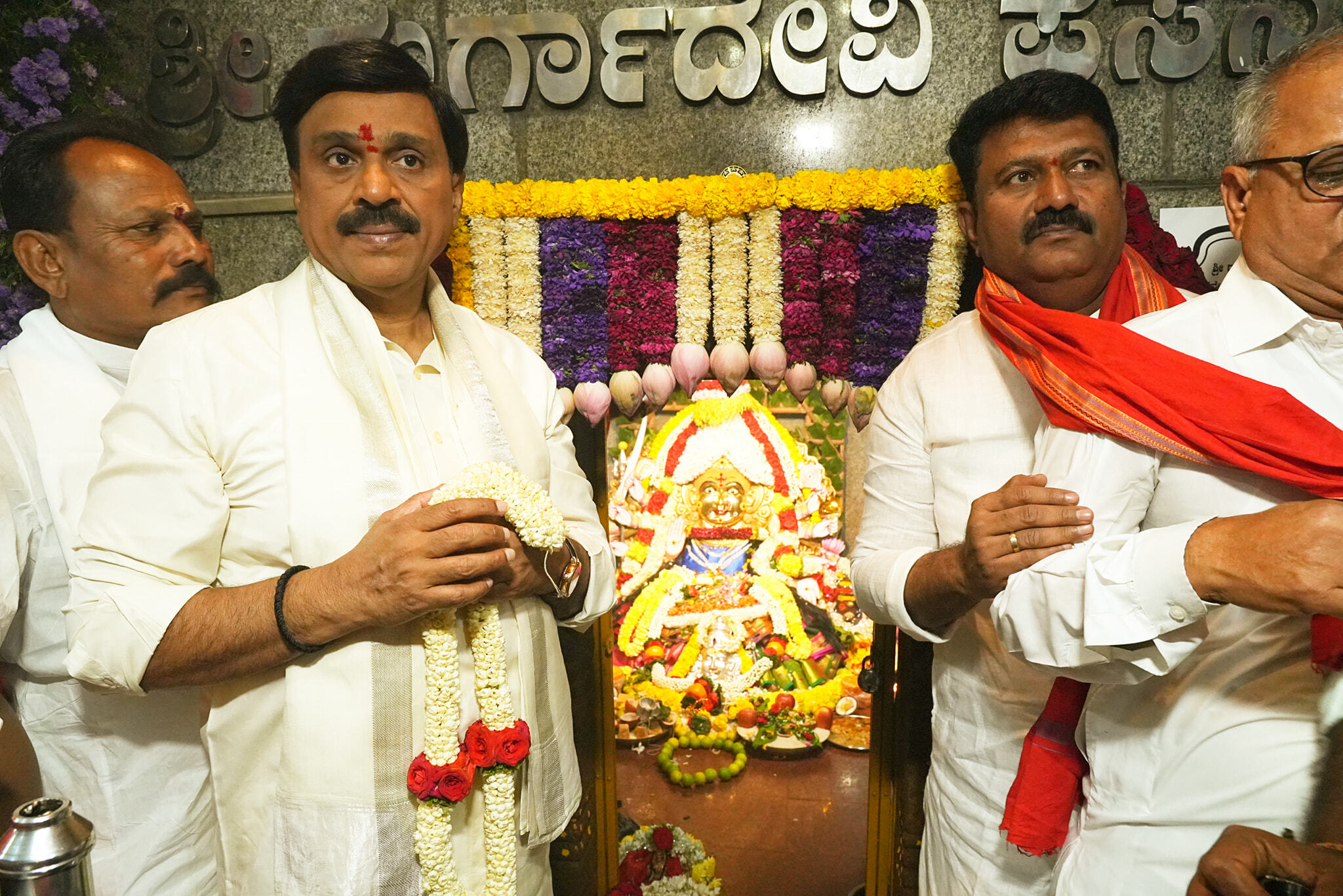 ಗಂಗಾವತಿಯಲ್ಲಿ ಸಕ್ರಿಯರಾದ ಜನಾರ್ದನ ರೆಡ್ಡಿ ದೇವಾಲಯ ದರ್ಗಾಕ್ಕೆ ಭೇಟಿ Gali