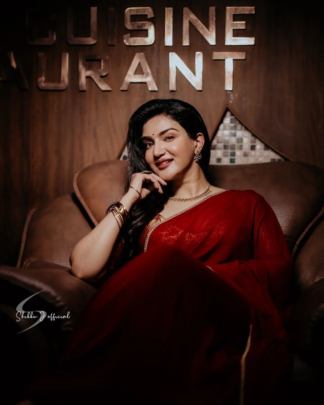 Honey Rose: സാരിയാണ് കൂടുതൽ ഇണങ്ങുന്നത്... ചുവന്ന സാരിയിൽ ദേവതയെപ്പോലെ ...