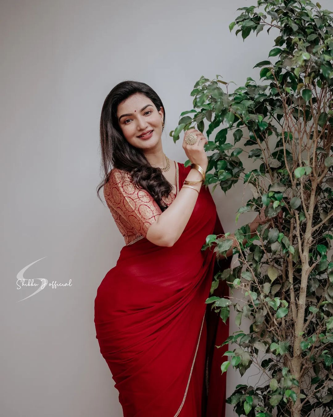 Honey Rose: സാരിയാണ് കൂടുതൽ ഇണങ്ങുന്നത്... ചുവന്ന സാരിയിൽ ദേവതയെപ്പോലെ ...