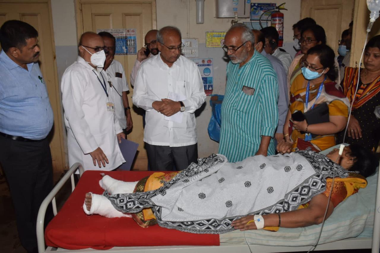 ಅಪಘಾತದಲ್ಲಿ ಗಾಯಗೊಂಡ ಅಂಗನವಾಡಿ ಕಾರ್ಯಕರ್ತೆಯರಿಗೆ ಸಚಿವ ಹಾಲಪ್ಪ ಅಚಾರ್‌ ಅವರಿಂದ ...