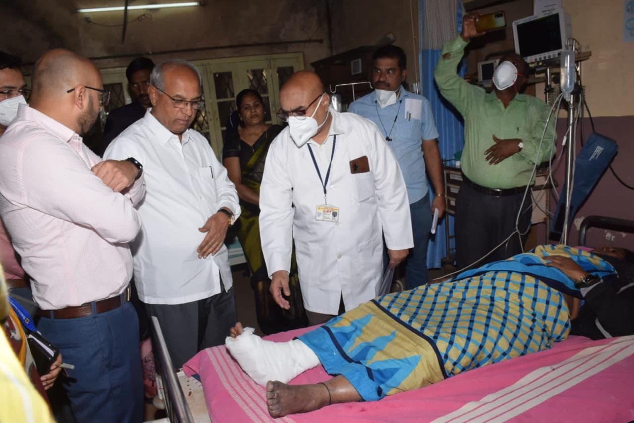 ಅಪಘಾತದಲ್ಲಿ ಗಾಯಗೊಂಡ ಅಂಗನವಾಡಿ ಕಾರ್ಯಕರ್ತೆಯರಿಗೆ ಸಚಿವ ಹಾಲಪ್ಪ ಅಚಾರ್‌ ಅವರಿಂದ ...