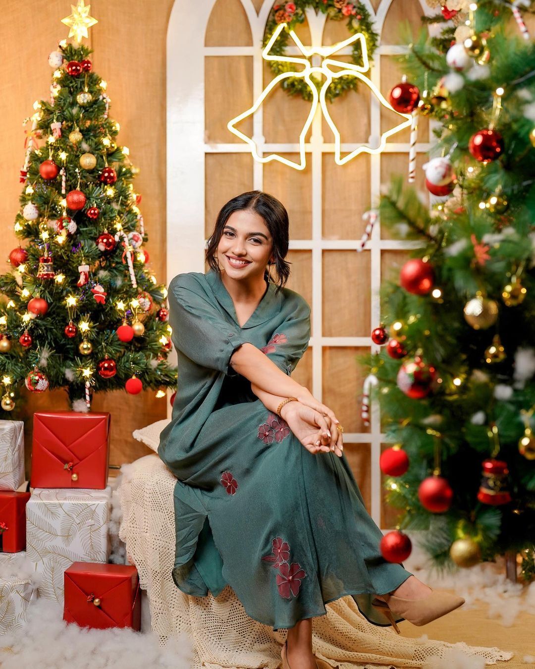 Mamitha Baiju: ക്രിസ്മസ് മാജിക്കുമായി മമിത ബൈജു, സൂപ്പർ സ്റ്റൈലിഷായി ...