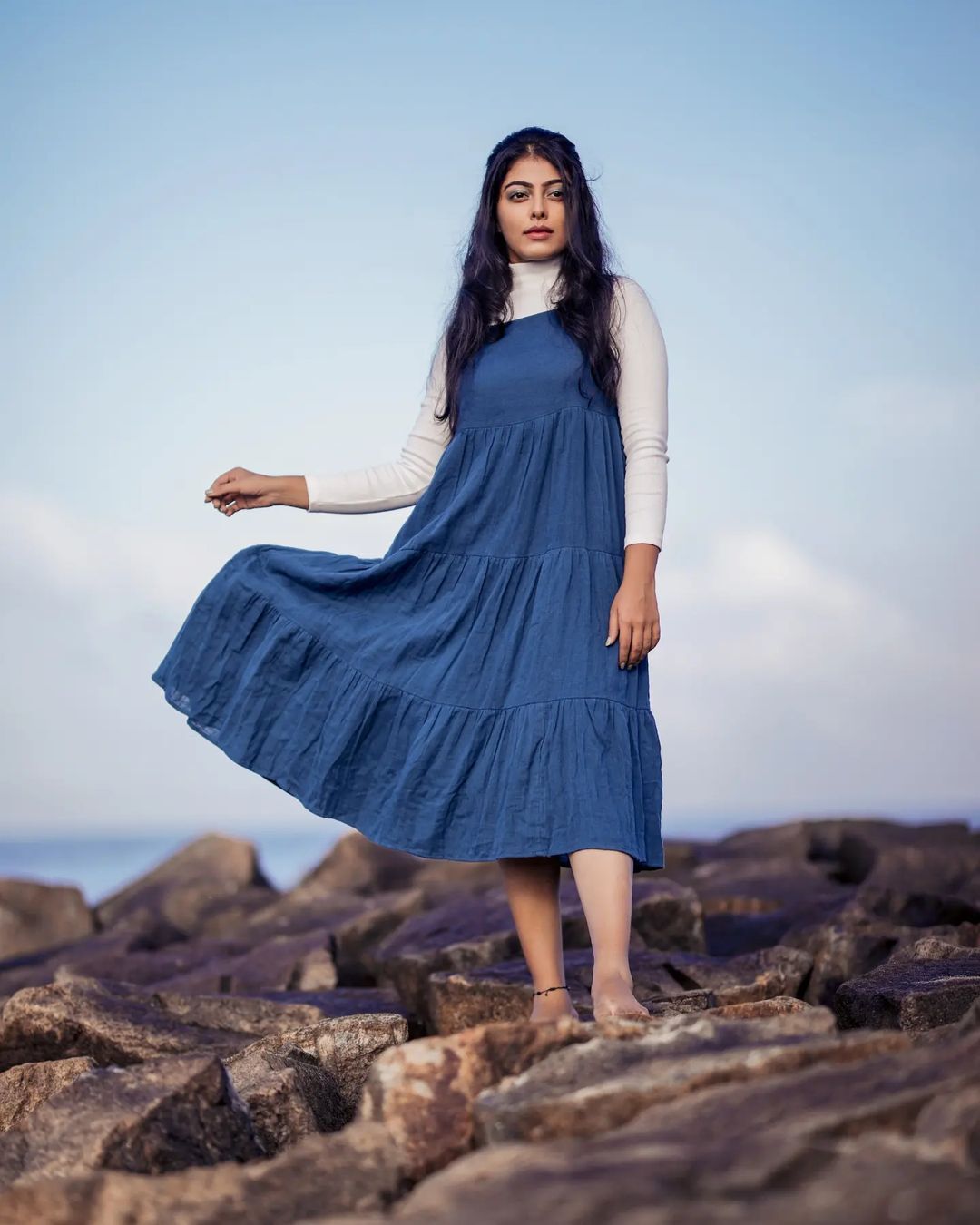 Merin Philip: സെവപ്പ് റാണി... ചുവപ്പിൽ സൂപ്പർ ഗ്ലാമറസ് ലുക്കിൽ മെറി ...