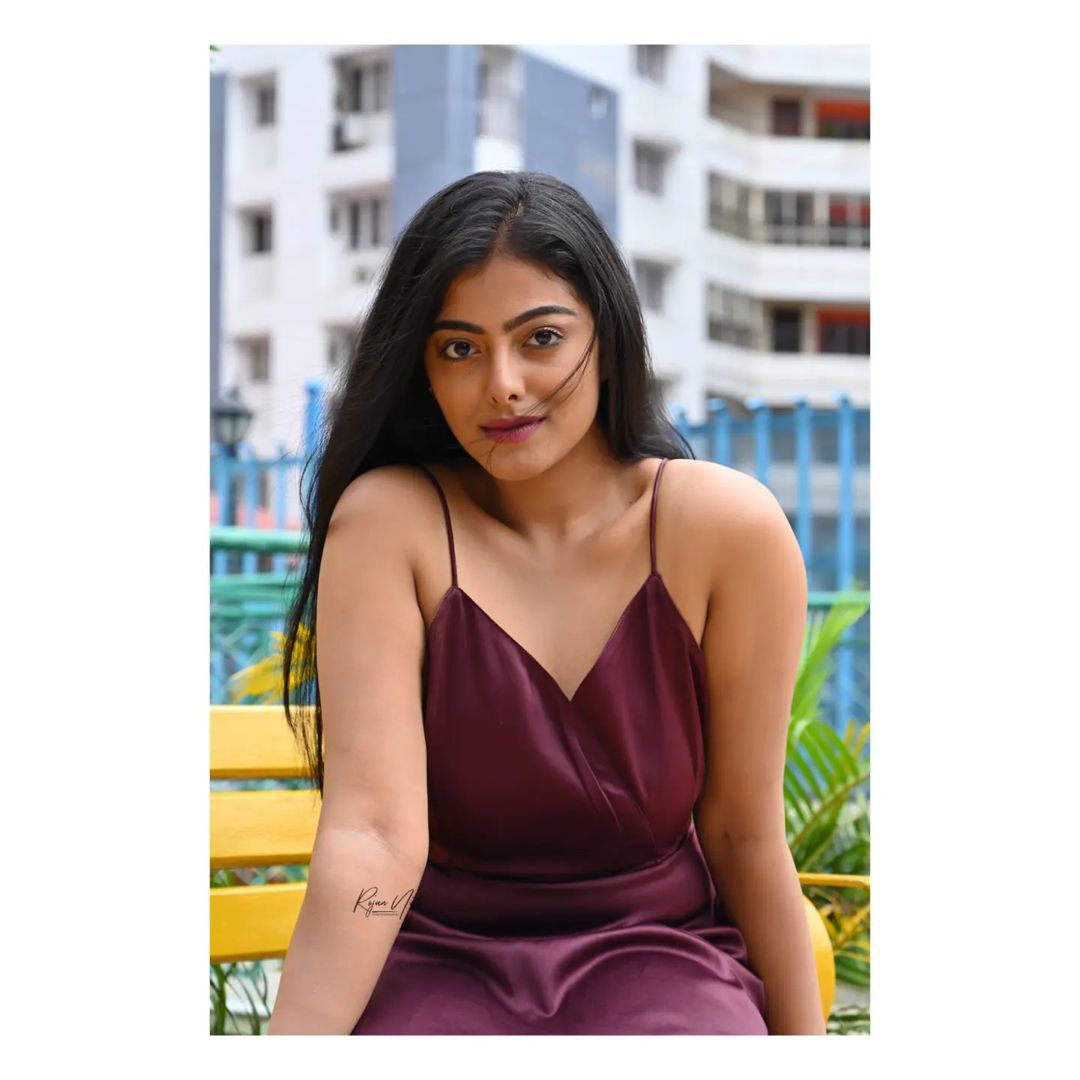 Merin Philip: സെവപ്പ് റാണി... ചുവപ്പിൽ സൂപ്പർ ഗ്ലാമറസ് ലുക്കിൽ മെറി ...