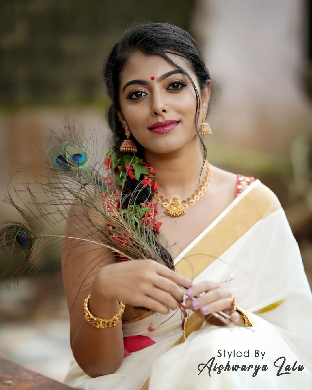 Merin Philip: സെവപ്പ് റാണി... ചുവപ്പിൽ സൂപ്പർ ഗ്ലാമറസ് ലുക്കിൽ മെറി ...