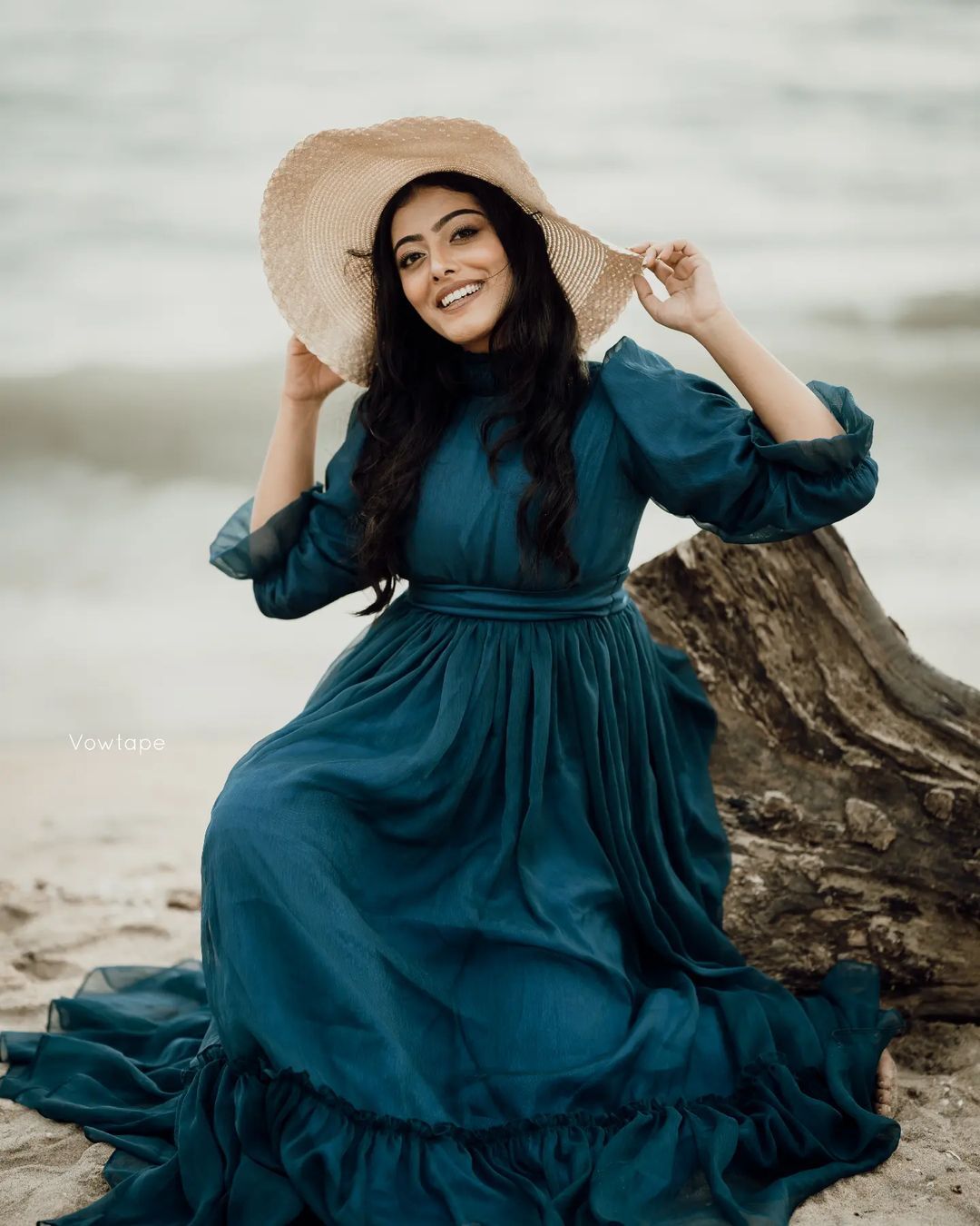 Merin Philip: സെവപ്പ് റാണി... ചുവപ്പിൽ സൂപ്പർ ഗ്ലാമറസ് ലുക്കിൽ മെറി ...