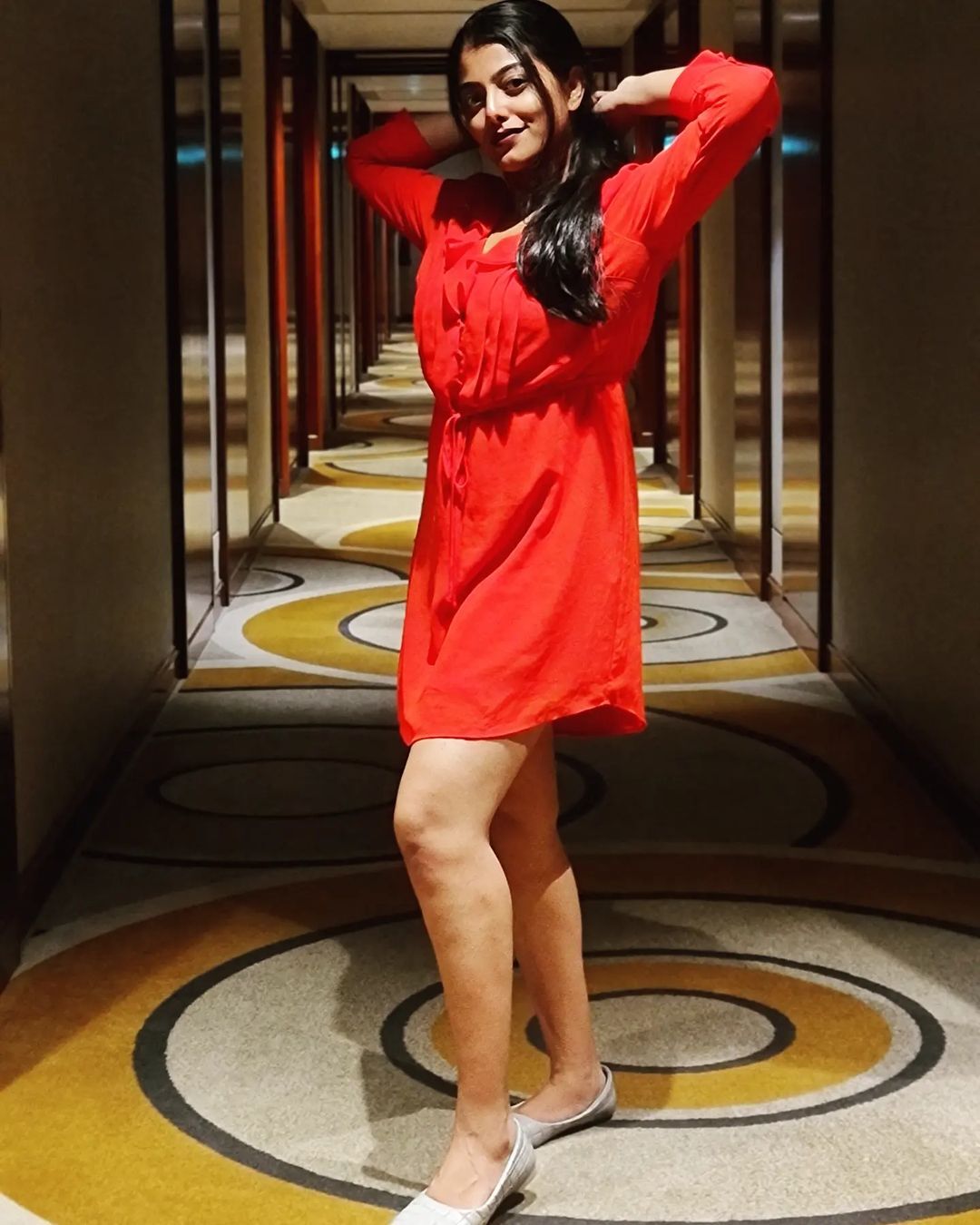 Merin Philip: സെവപ്പ് റാണി... ചുവപ്പിൽ സൂപ്പർ ഗ്ലാമറസ് ലുക്കിൽ മെറി ...