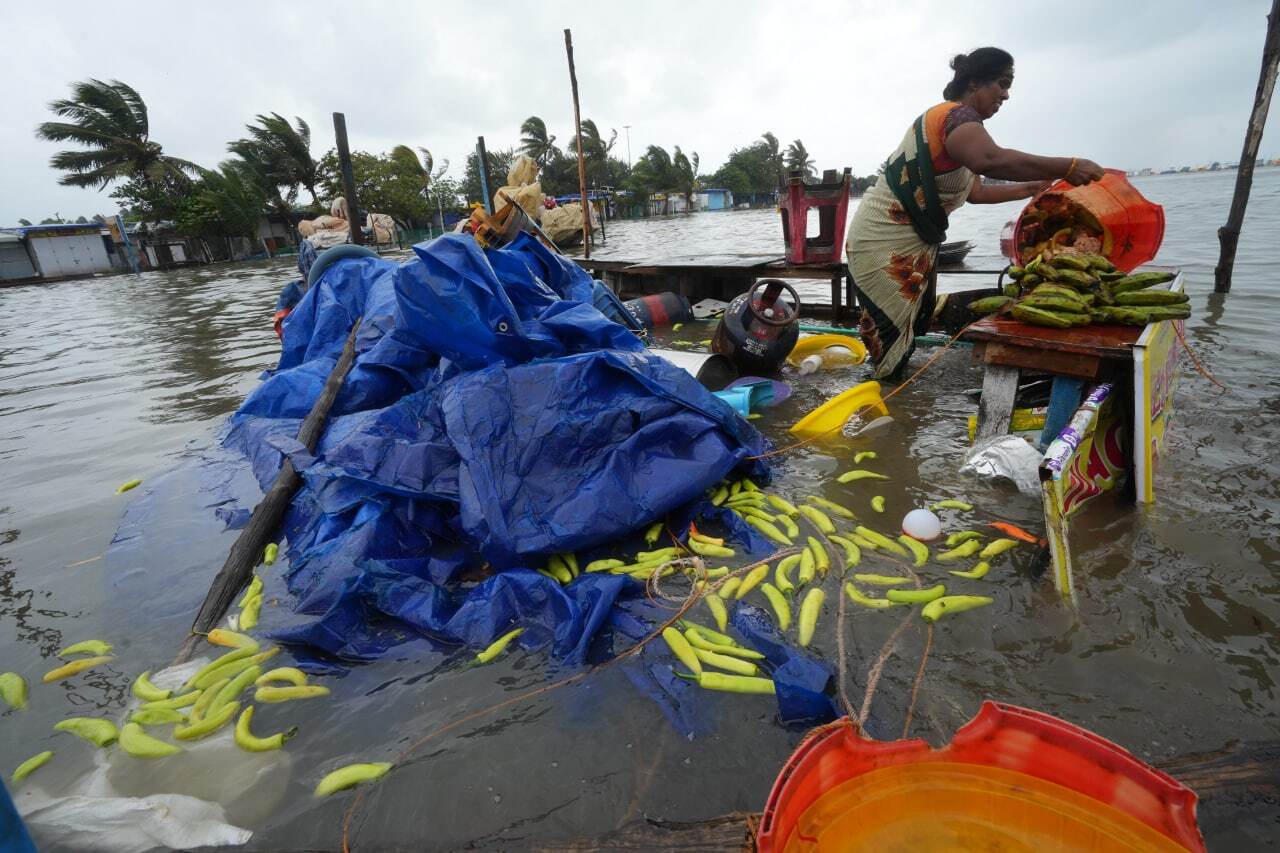 Photos: दक्षिण भारत में Cyclone 'मैंडूस' का कहर, कई राज्यों में रेड अलर्ट जारी, देखें तस्वीरें ...