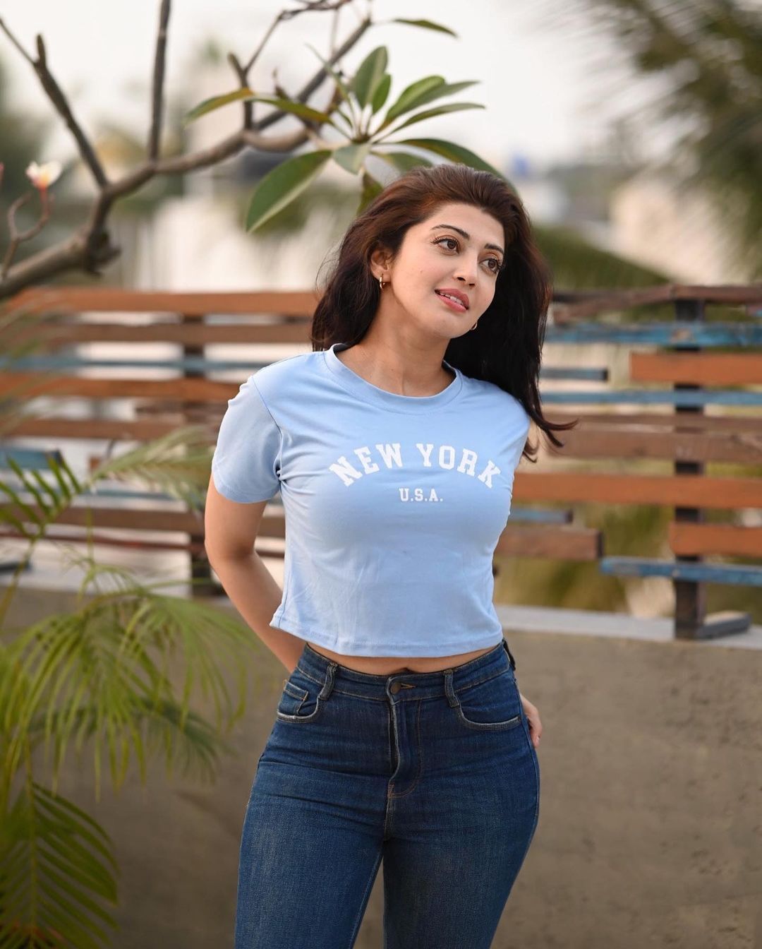 PHOTOS : அட அட.. என்ன அழகு! டைட் டி-ஷர்டில் நச் போஸ் கொடுத்த ப்ரணிதா ...