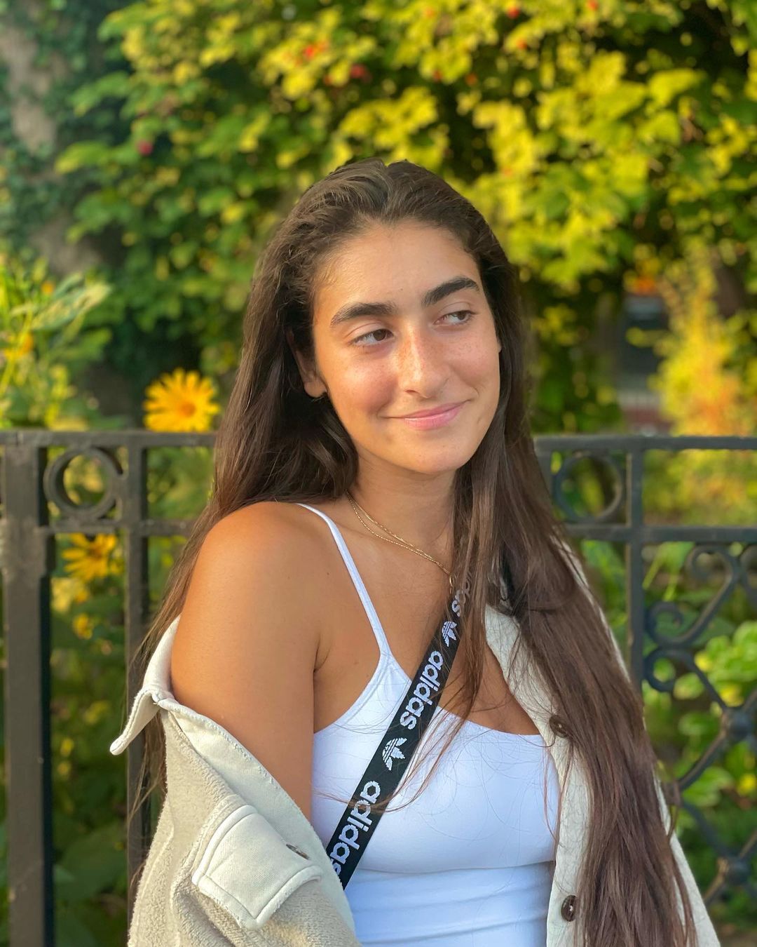 photos : ப்பா.. அப்படியொரு அழகில் சொக்கவைக்கும் ஷனா ஜோரா.. ரசிகர்களை ...