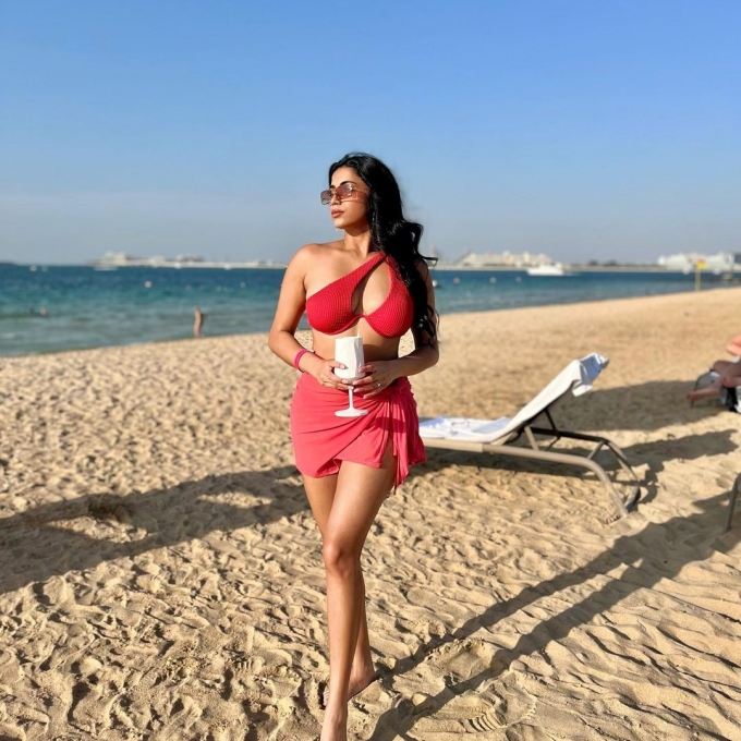 photos : ரெட் கலர் பிகினியில் மாஸ் லுக்கில் நடிகை நிதி வர்மா.. கவர்ந்திழுக்கும் லேட்டஸ்ட் பிக்ஸ் ...