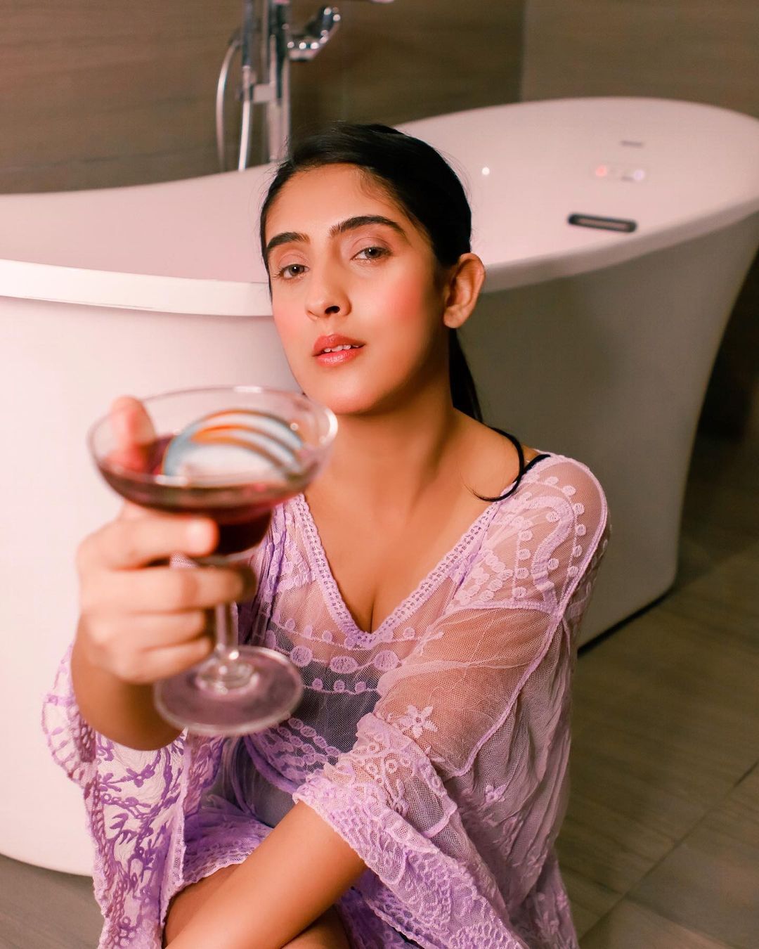 photos : குட்டி உடையில் ரசிகர்களை உறைய வைத்த சமீக்ஷா சுத்.. வசீகரிக்கும் நச் ஸ்டில்ஸ் இதோ ...