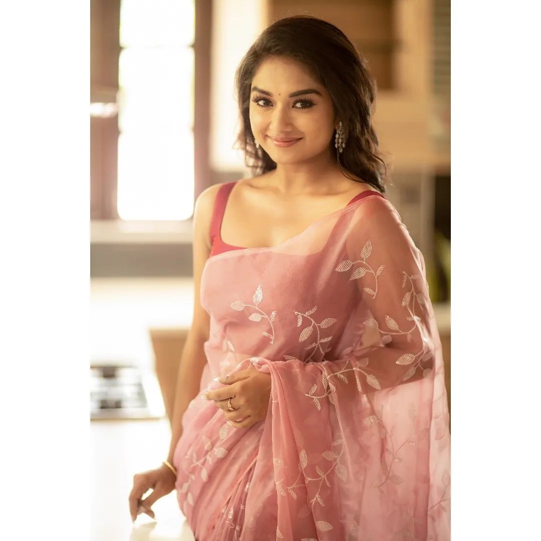 PHOTOS : சேலையில் சிலையாய் மின்னும் சீரியல் நடிகை.. ப்ரீத்தி ஷர்மாவின் ...