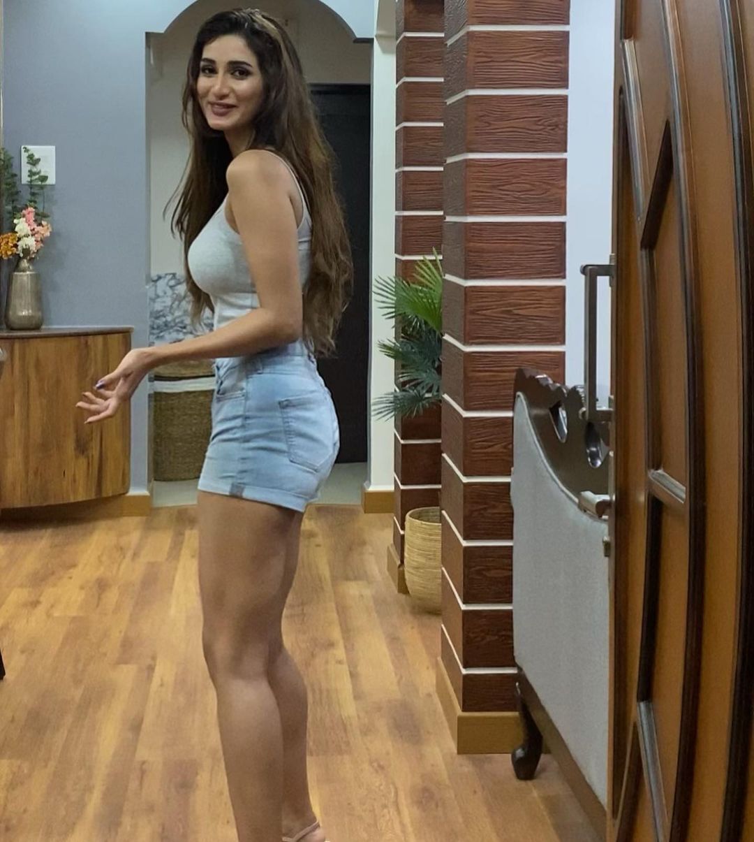 PHOTOS : வாவ்.. வெட்கப்படும் அழகு இருக்கே..! நடிகை திக்ஷா சிங்கின் ஸ்டன்னிங் பிக்ஸ்.. | Stunning ...