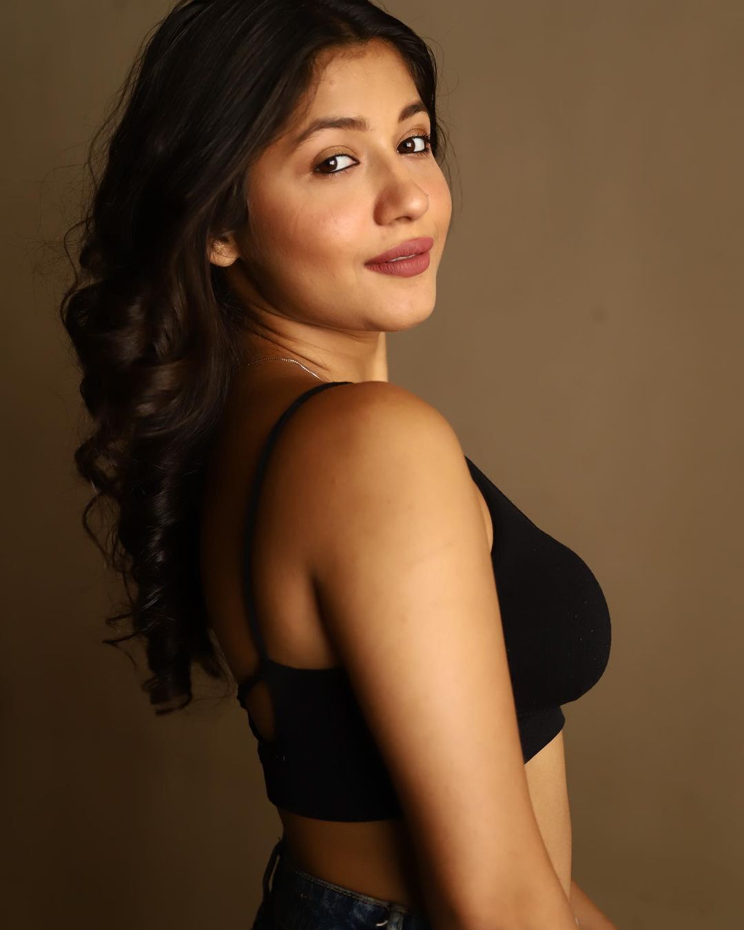 photos : அழகில் ரசிகர்களை கட்டிபோடும் சாக்ஷி ஸ்ரீவாஸ்.. ஏங்கவைக்கைம் நச் ஸ்டில்ஸ் இதோ! | Actress ...