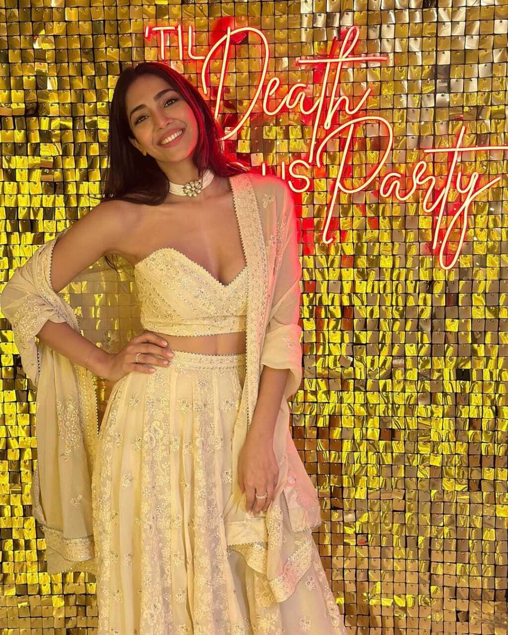 photos : டைட் டாப்பில் க்யூட்டாக வெட்கப்படும் யோகிதா பிஹானி.. கலக்கலான நச் பிக்ஸ் இதோ! | Actress ...