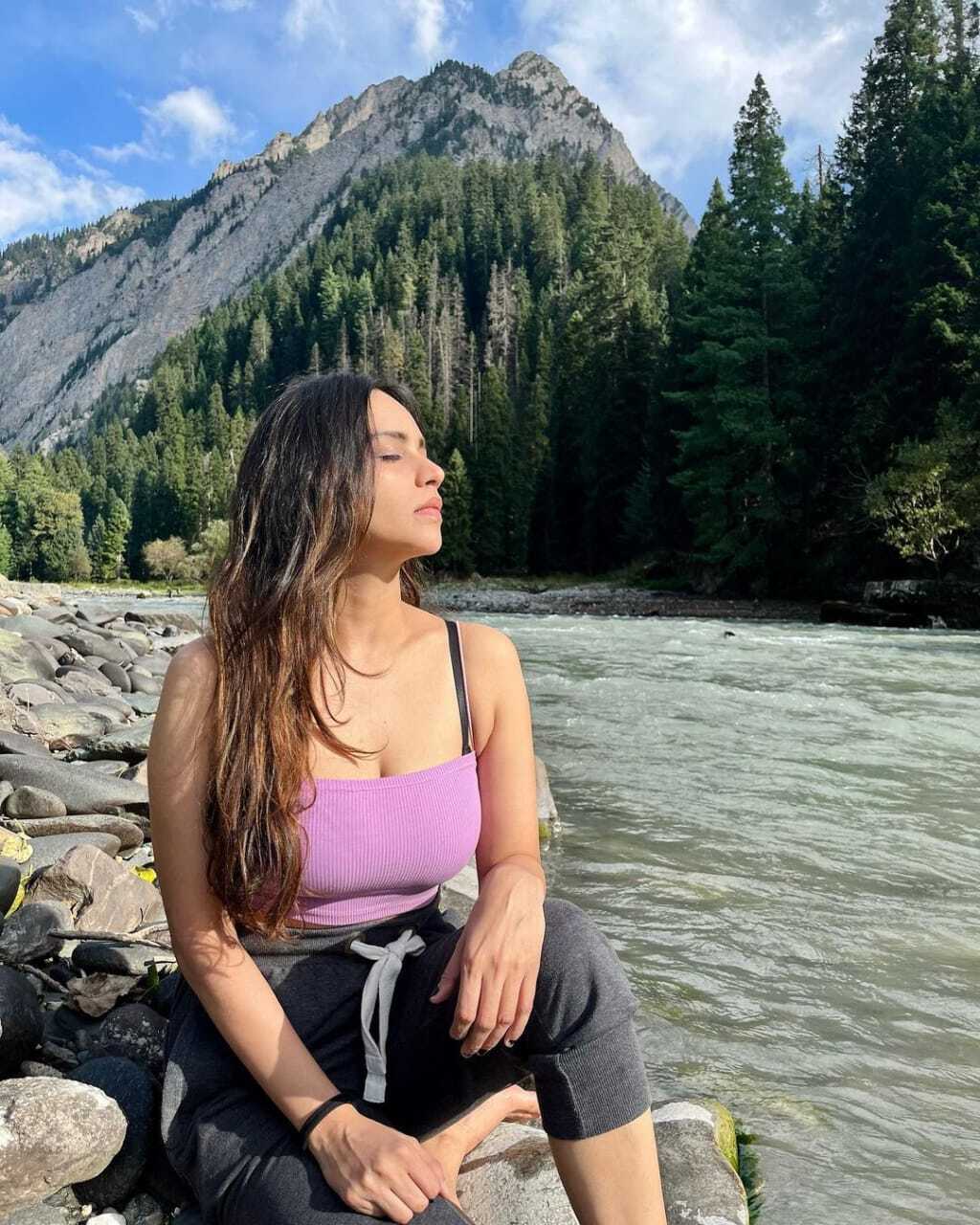 photos : காட்டுக்குள் மஜா போஸ் கொடுத்த ரவீனா சர்மா.. கவர்ந்திழுக்கும் ...