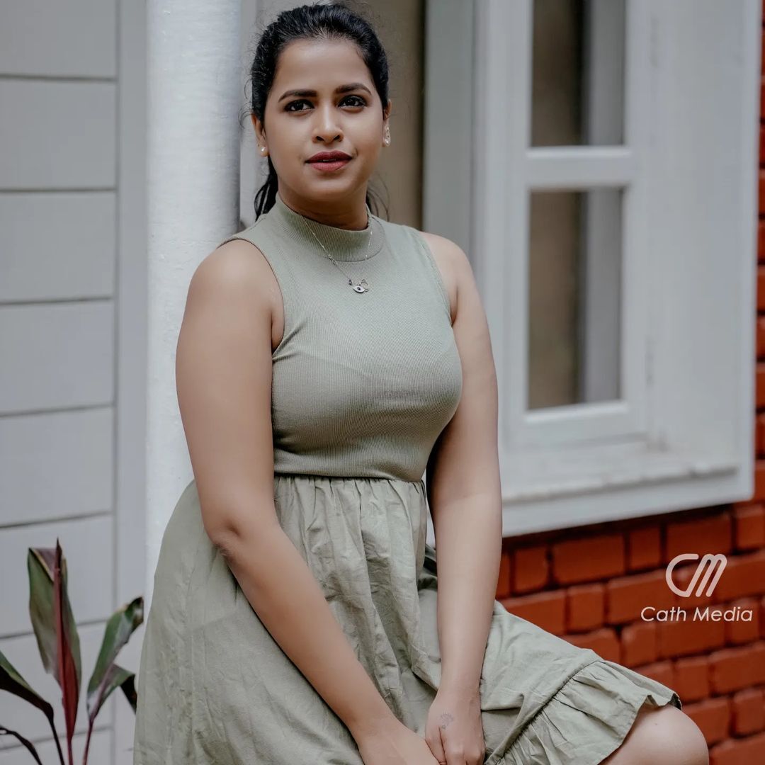 Sadhika Venugopal: വീണ്ടും ഗ്ലാമറസ് ലുക്കിൽ സാധിക... ആരാധകരുടെ മനം മയക്കി താരത്തിന്റെ പുത്ത ...