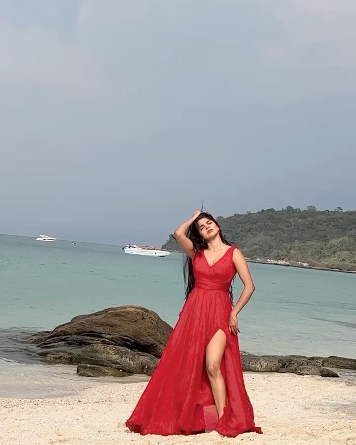 క్యూట్ లుక్స్‌తో ఘాటు అందాల ప్రదర్శన.. దివ్య భారతి సొగసుల విందు ...