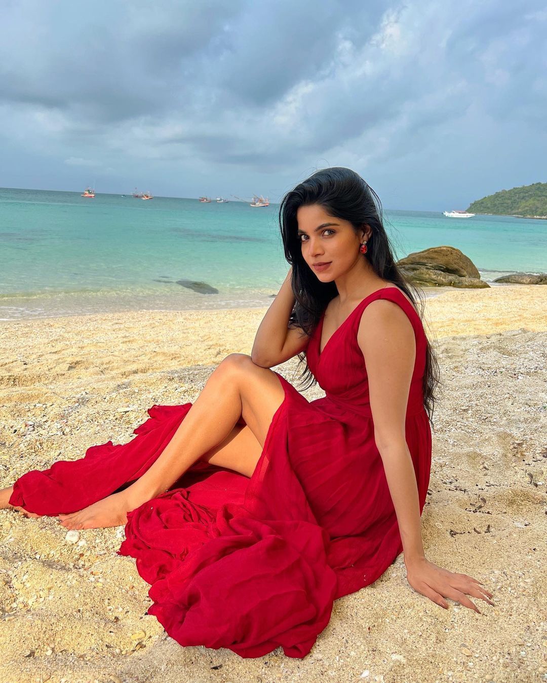 క్యూట్ లుక్స్‌తో ఘాటు అందాల ప్రదర్శన.. దివ్య భారతి సొగసుల విందు ...