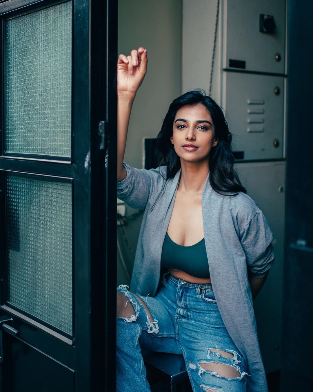 ఇక హద్దులు లేవు.. హాట్ అందాలతో మీనాక్షి చౌదరి రచ్చ..! | Meenakshi Choudhary, Who Pushed Aside ...