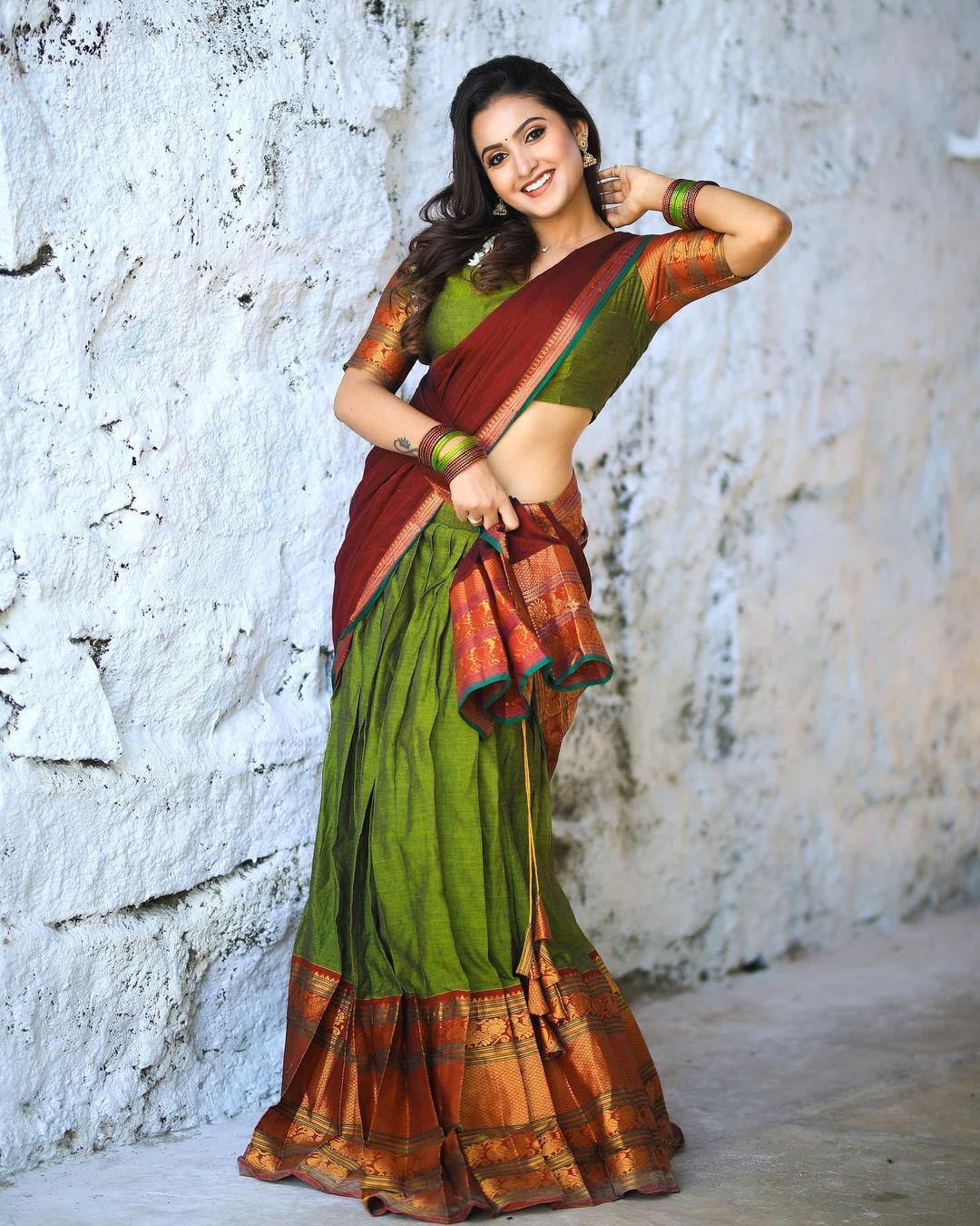 లంగా ఓణిలో దీపికా పిల్లి అందాల విందు.. పల్లెటూరు పడుచులా మనసు ...