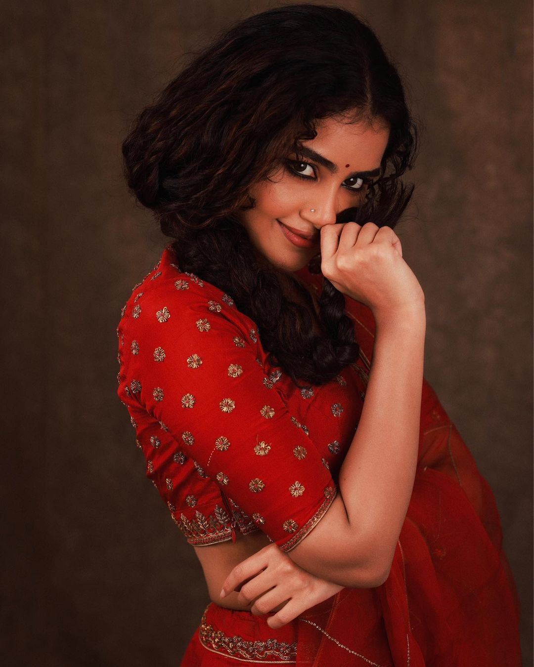 ఓర చూపులతో మనసు దోచేస్తున్న అనుపమ పరమేశ్వరన్.. | Anupama Parameswaran ...