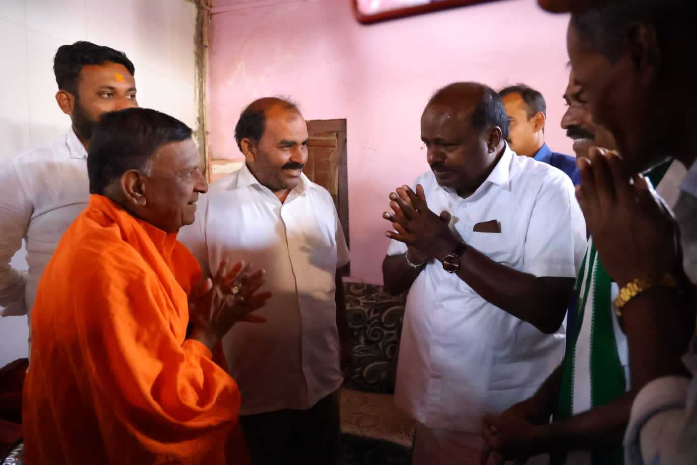 ಬಸವನ ಬಾಗೇವಾಡಿ ಕ್ಷೇತ್ರದ ದೇಗುಲಗಳಿಗೆ ಎಚ್‌.ಡಿ ಕುಮಾರಸ್ವಾಮಿ ಭೇಟಿ ...