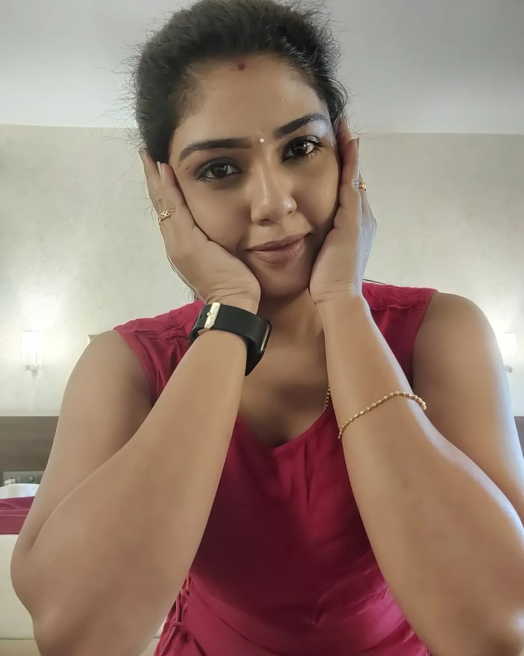 PHOTOS : ஸ்லீவ்லெஸ் உடையில்.. சீரியல் நடிகை ஹேமாவின் லேட்டஸ்ட் ...