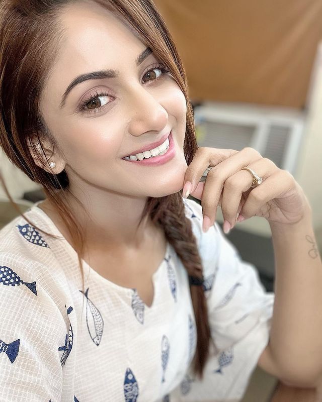 সাদা-নীল কুর্তিতে অপরূপা হয়ে উঠেছেন তৃণা, অভিনেত্রীর মিষ্টি হাসিতেই ...