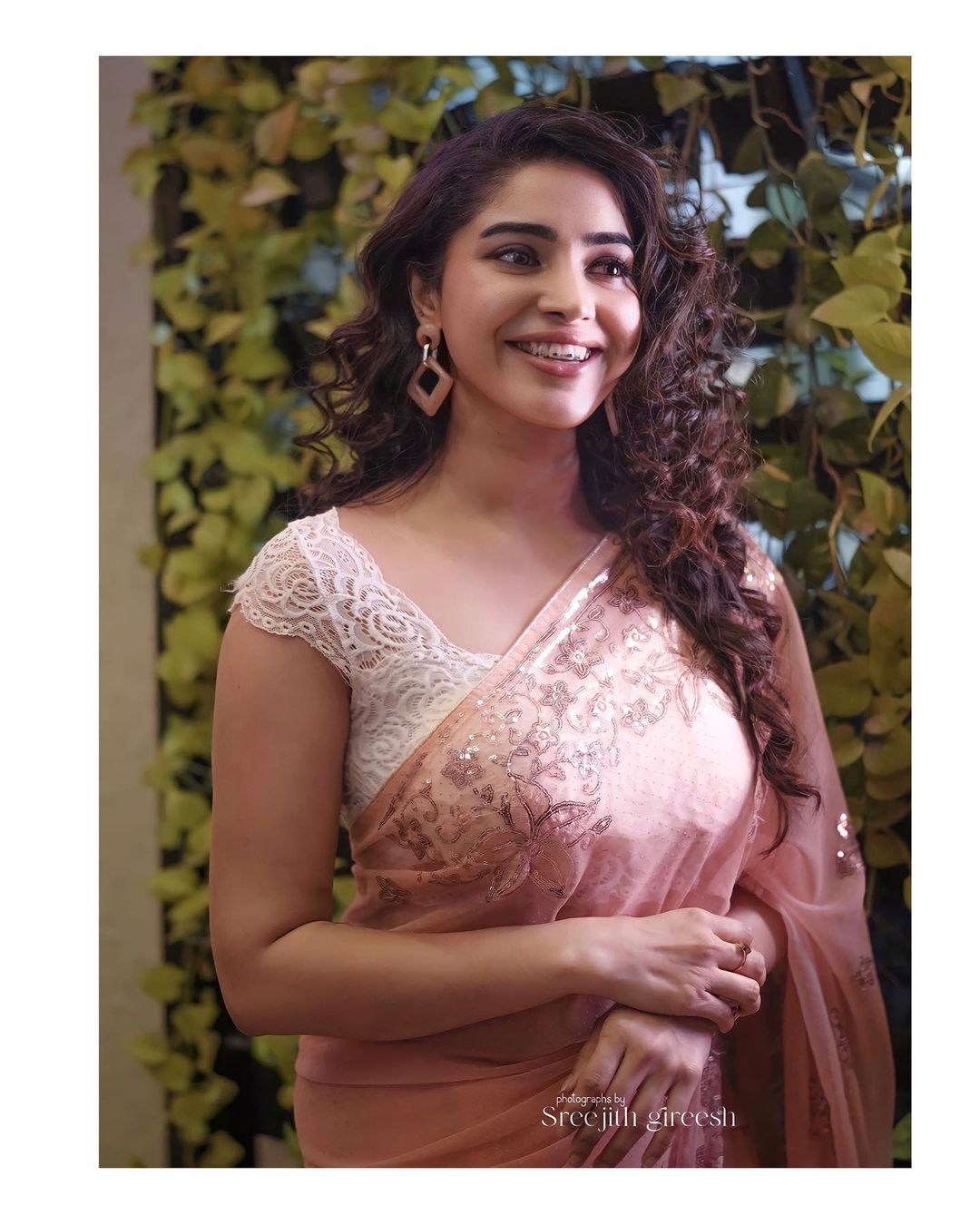 Ameya Mathew: അമേയ...തിരയുടെ എണ്ണമെടുക്കുകയാണോ; കടല്‍തീരത്തെ മനോഹര ...