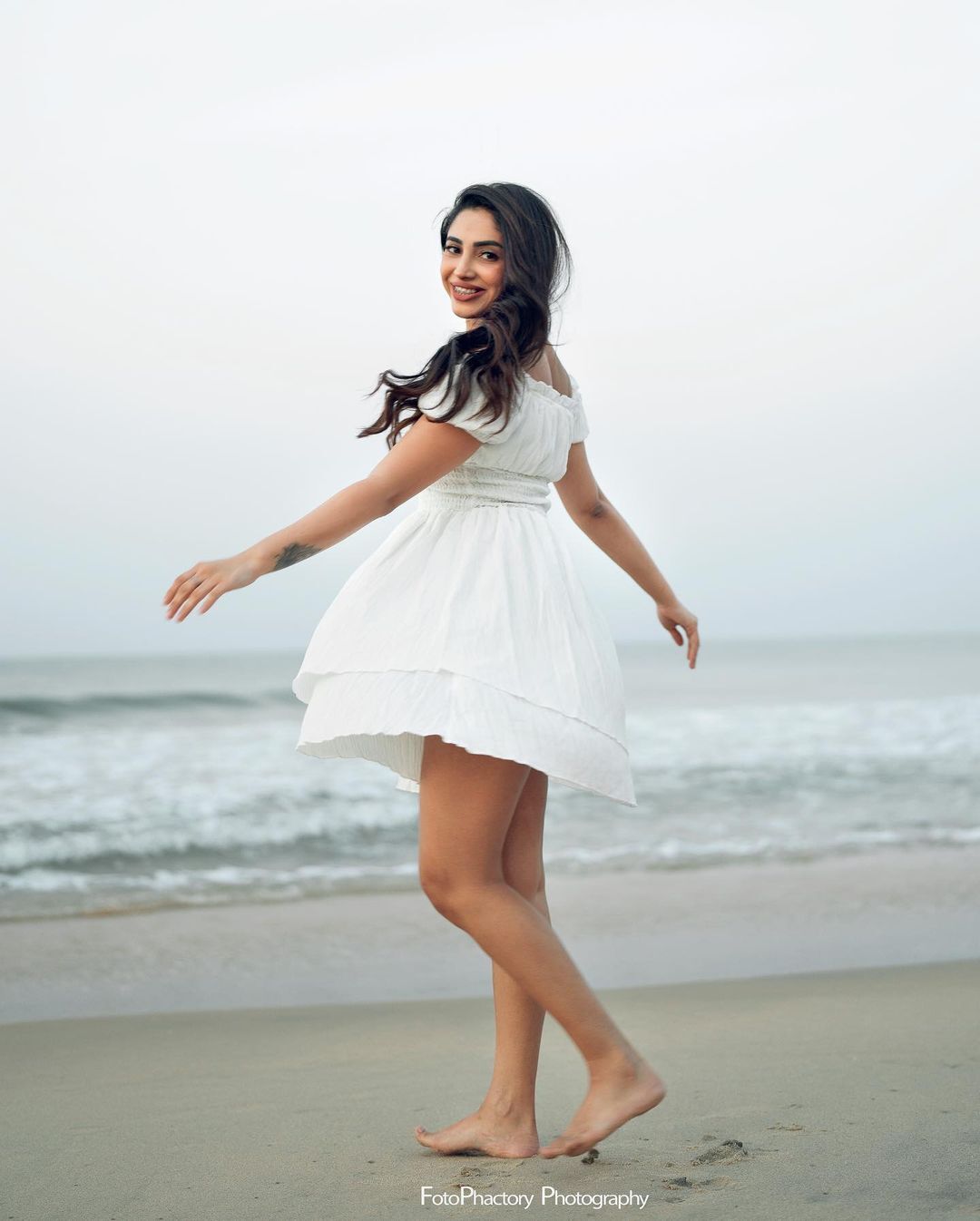 Ameya Mathew: അമേയ...തിരയുടെ എണ്ണമെടുക്കുകയാണോ; കടല്‍തീരത്തെ മനോഹര ...