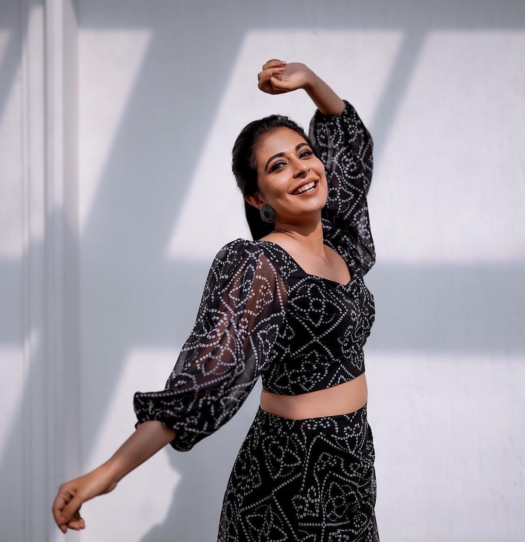 Leona Lishoy: സൂപ്പർ സ്റ്റൈലിഷ് ലുക്കിൽ ലിയോണ; ജിന്നിലെ താര കോശിയെ ഏറ്റെടുത്ത് ആരാധകർ, ചിത്രങ്ങ ...