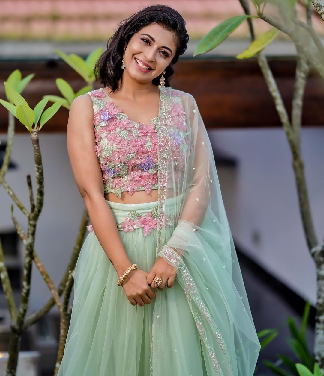 Leona Lishoy: തീ പാറുന്ന നോട്ടവും മോഡേൺ ലുക്കും... ബ്ലൂവിൽ തിളങ്ങി ലിയോണ, ചിത്രങ്ങള്‍ വൈറല് ...