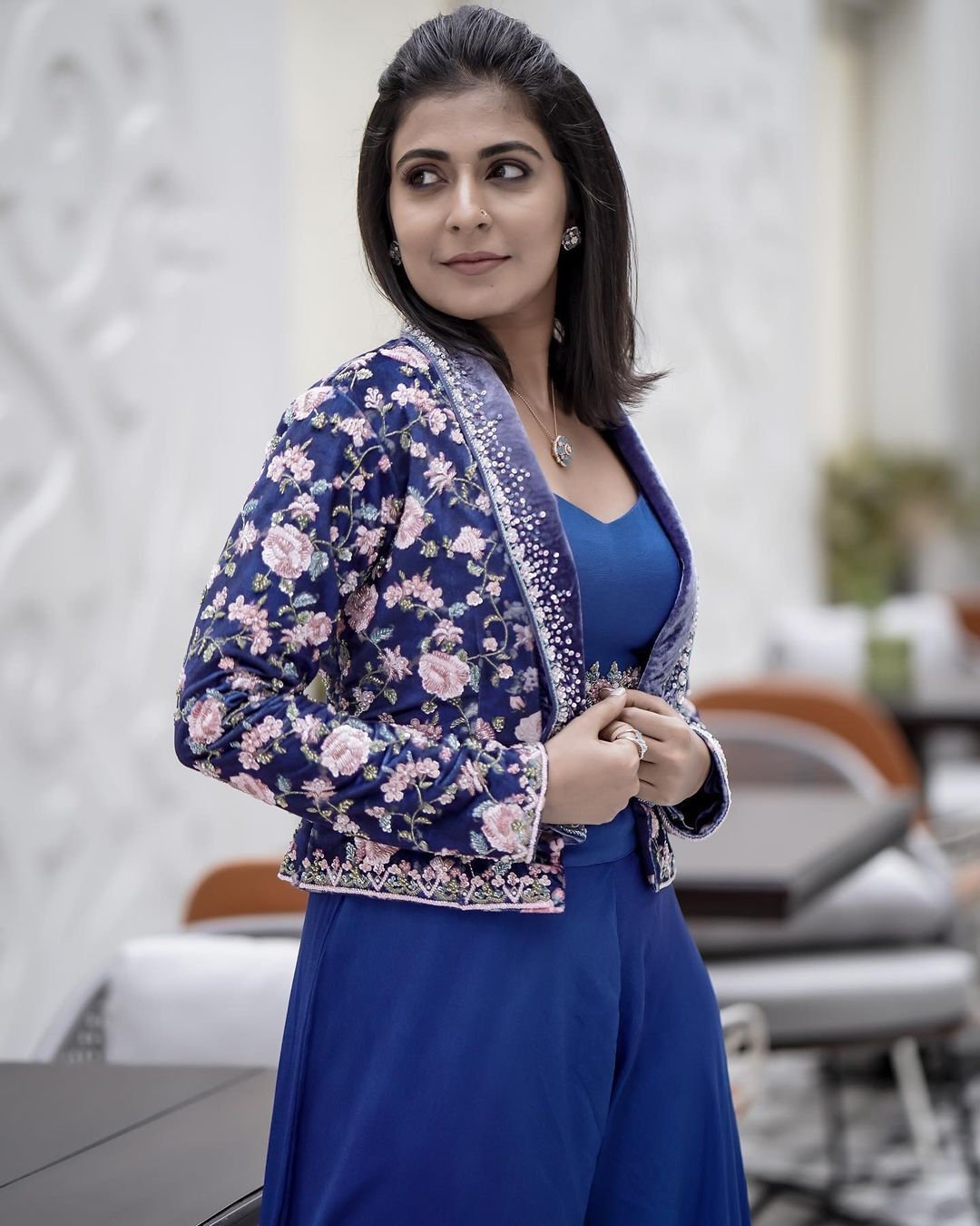 Leona Lishoy: തീ പാറുന്ന നോട്ടവും മോഡേൺ ലുക്കും... ബ്ലൂവിൽ തിളങ്ങി ലിയോണ, ചിത്രങ്ങള്‍ വൈറല് ...