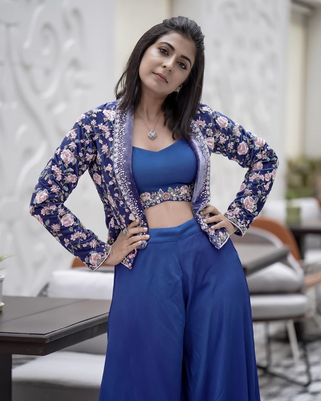 Leona Lishoy: തീ പാറുന്ന നോട്ടവും മോഡേൺ ലുക്കും... ബ്ലൂവിൽ തിളങ്ങി ലിയോണ, ചിത്രങ്ങള്‍ വൈറല് ...