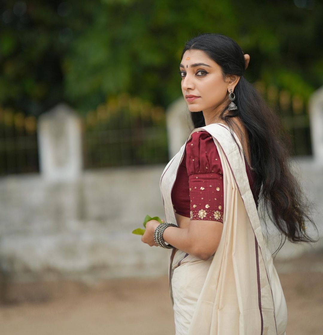 Rithu Manthra: ബ്ലാക്കിൽ സൂപ്പർ ലുക്കിൽ ഋതു മന്ത്ര... സോഷ്യൽ മീഡിയയിൽ തിളങ്ങി ബിഗ് ബോസ് താരം ...